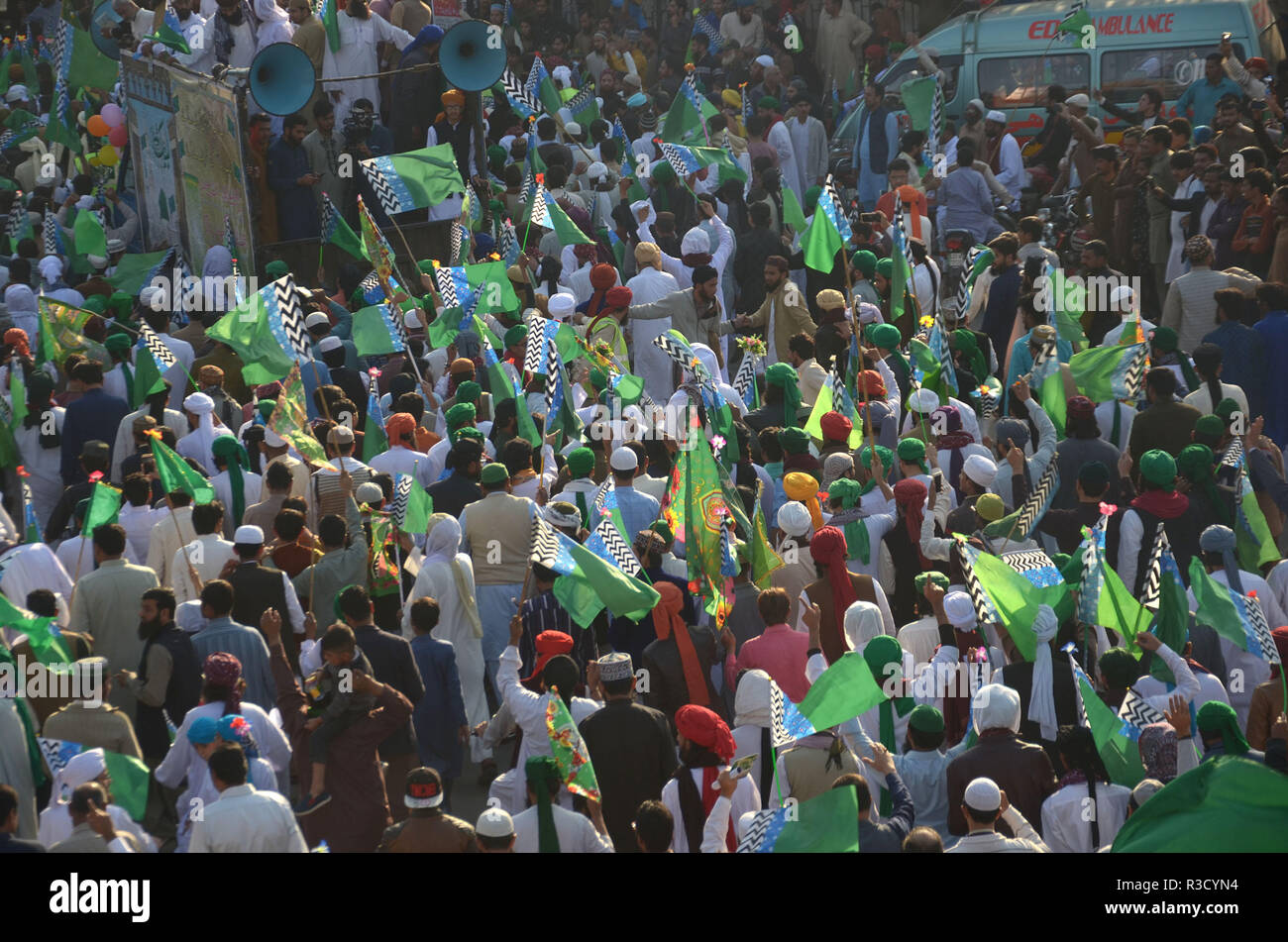Lahore, Pakistan. 21st Nov, 2018. Sunni Muslims march in a rally wave ...
