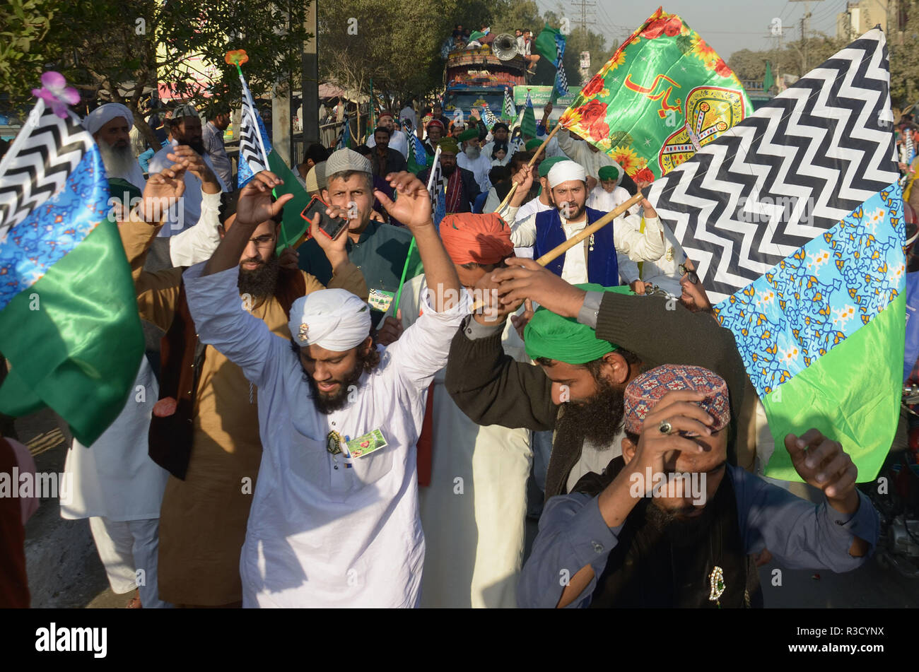 Lahore, Pakistan. 21st Nov, 2018. Sunni Muslims march in a rally wave ...