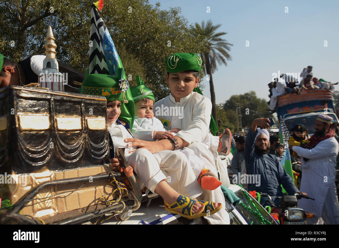 Lahore, Pakistan. 21st Nov, 2018. Sunni Muslims march in a rally wave ...