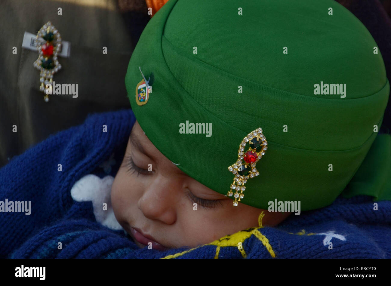 Lahore, Pakistan. 21st Nov, 2018. Sunni Muslims march in a rally wave ...