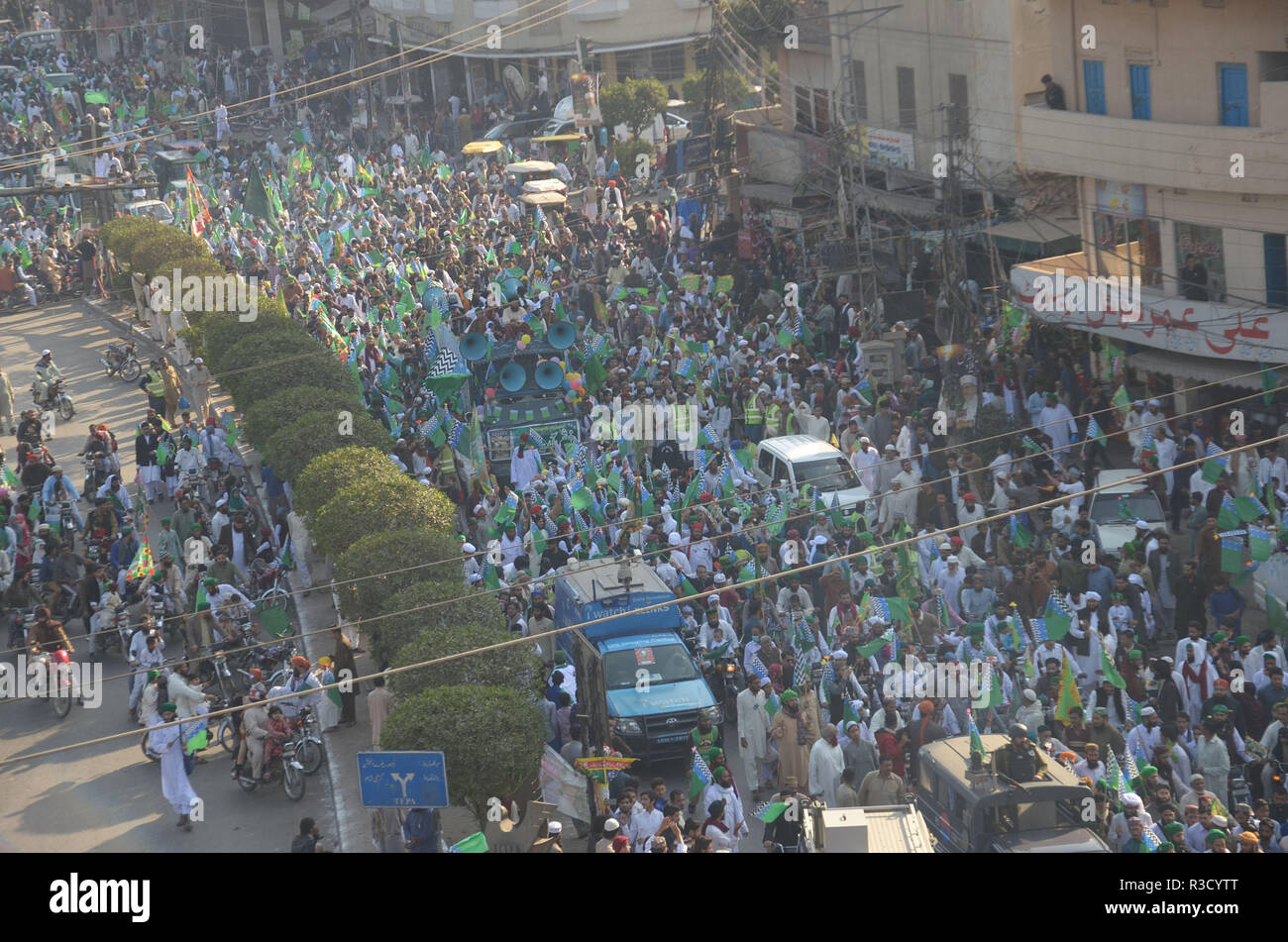 Lahore, Pakistan. 21st Nov, 2018. Sunni Muslims march in a rally wave ...