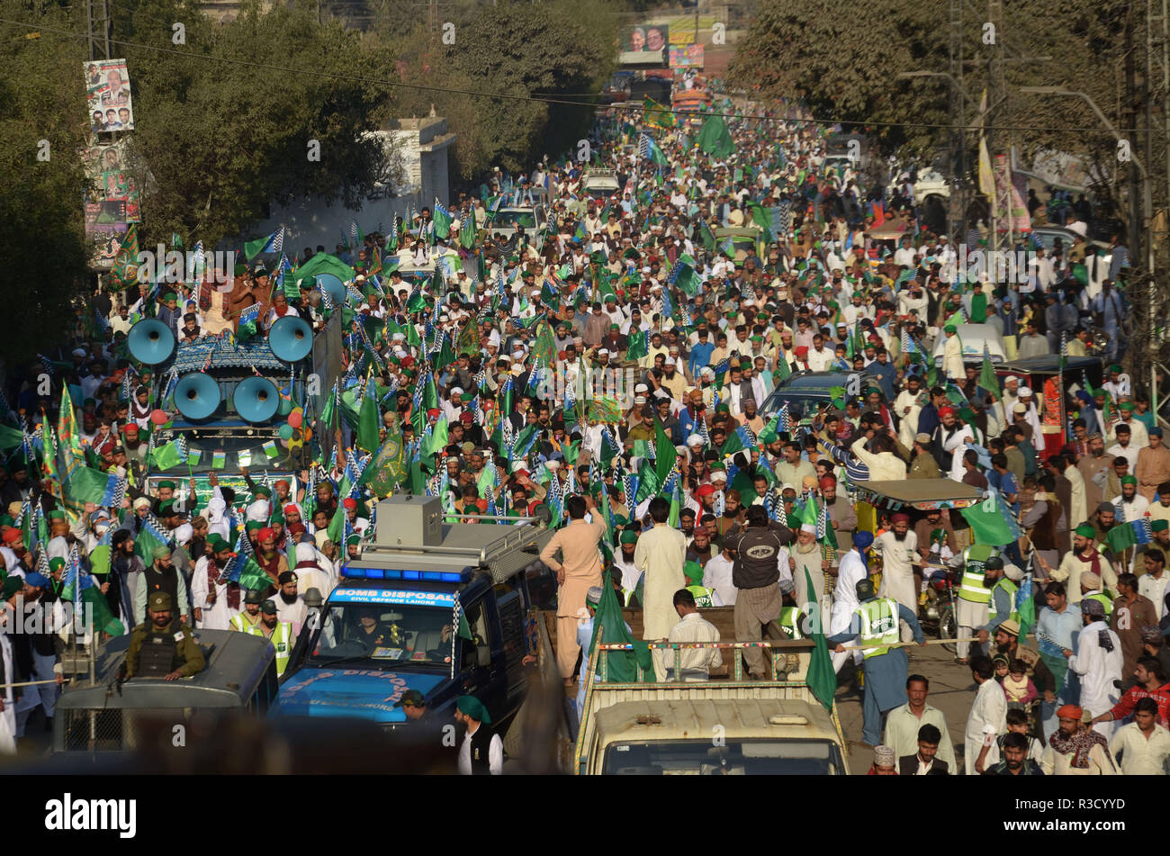 Lahore, Pakistan. 21st Nov, 2018. Sunni Muslims march in a rally wave ...