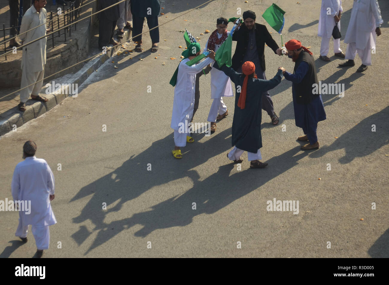 Lahore, Pakistan. 21st Nov, 2018. Sunni Muslims march in a rally wave ...