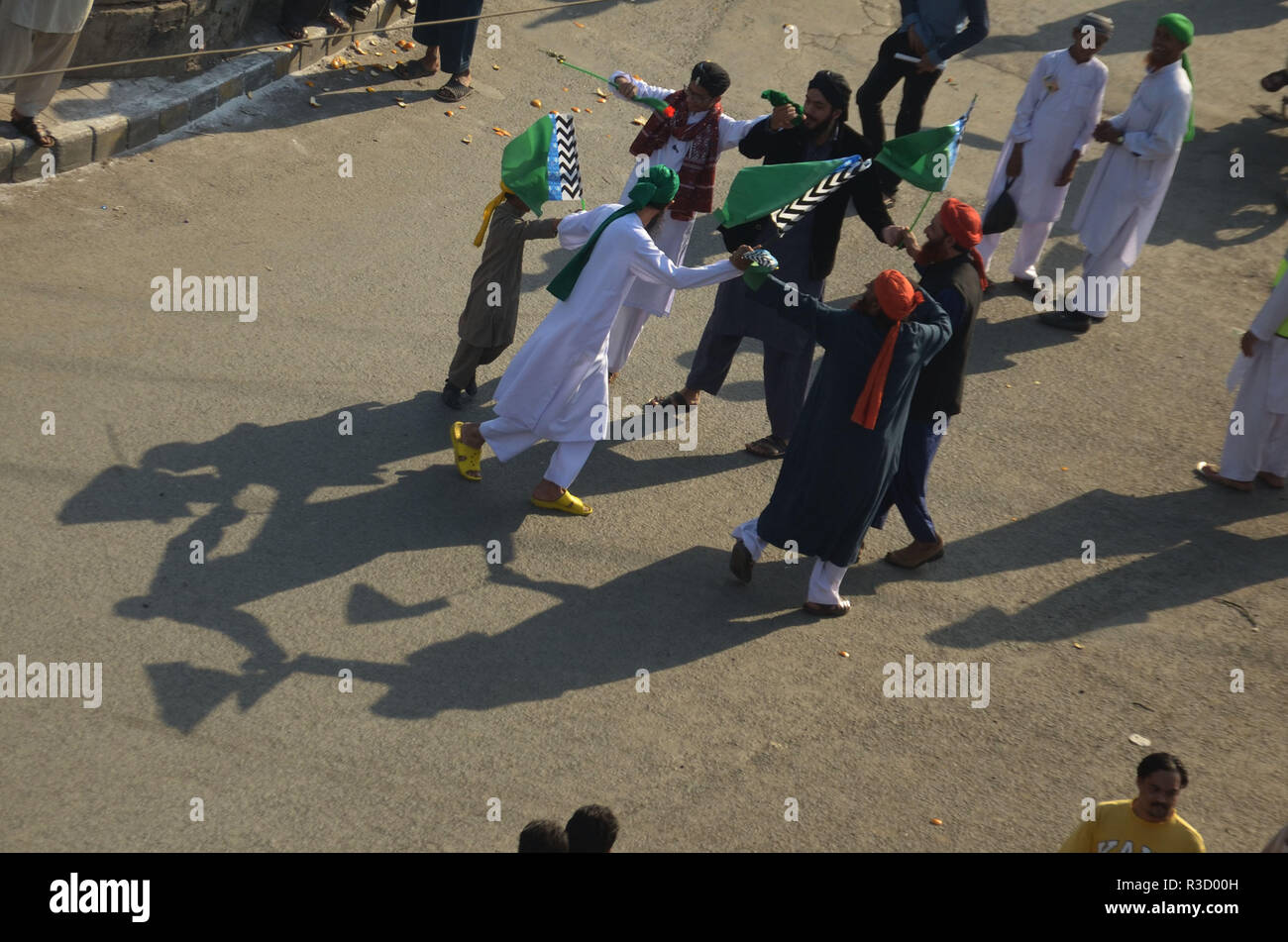 Lahore, Pakistan. 21st Nov, 2018. Sunni Muslims march in a rally wave ...
