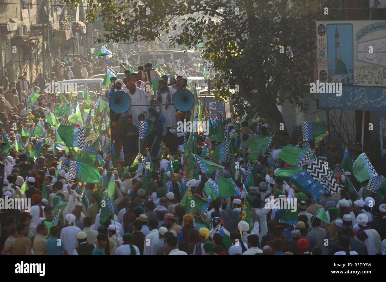 Lahore, Pakistan. 21st Nov, 2018. Sunni Muslims march in a rally wave ...