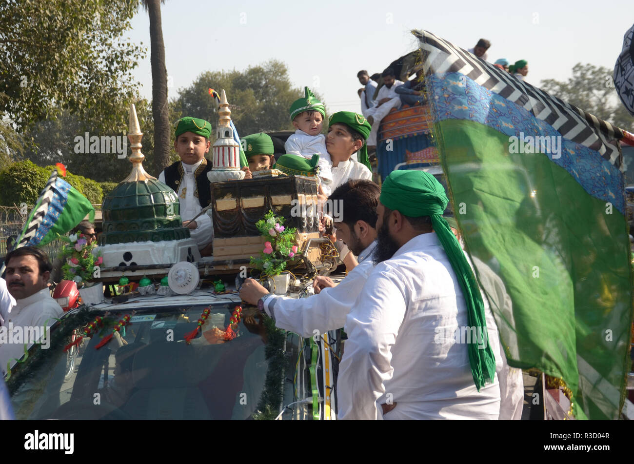 Lahore, Pakistan. 21st Nov, 2018. Sunni Muslims march in a rally wave ...