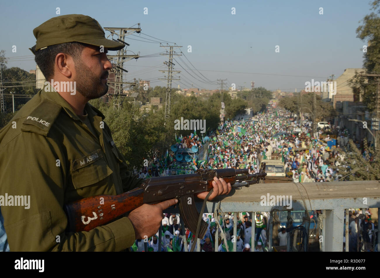 Lahore, Pakistan. 21st Nov, 2018. Sunni Muslims march in a rally wave ...