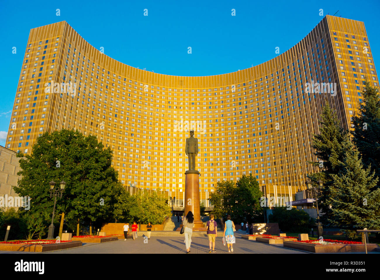 Hotel Cosmos, with statue of Charles de Gaulle, Moscow, Russia Stock ...