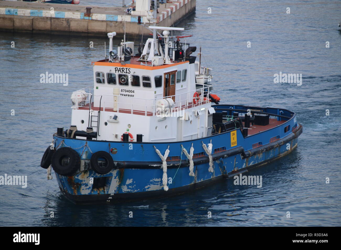 White tug boat hi-res stock photography and images - Alamy