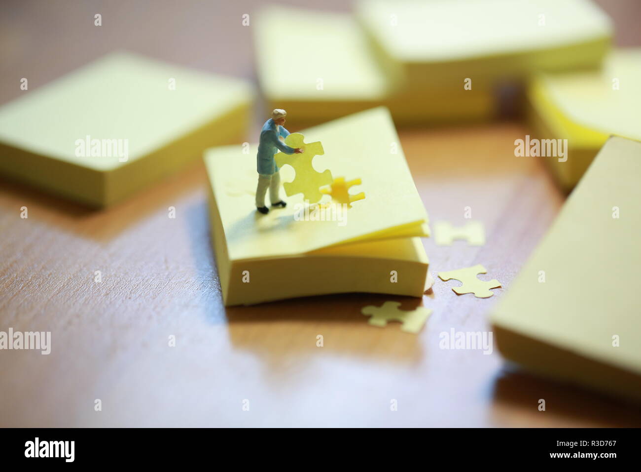puzzle man with the memo Stock Photo - Alamy