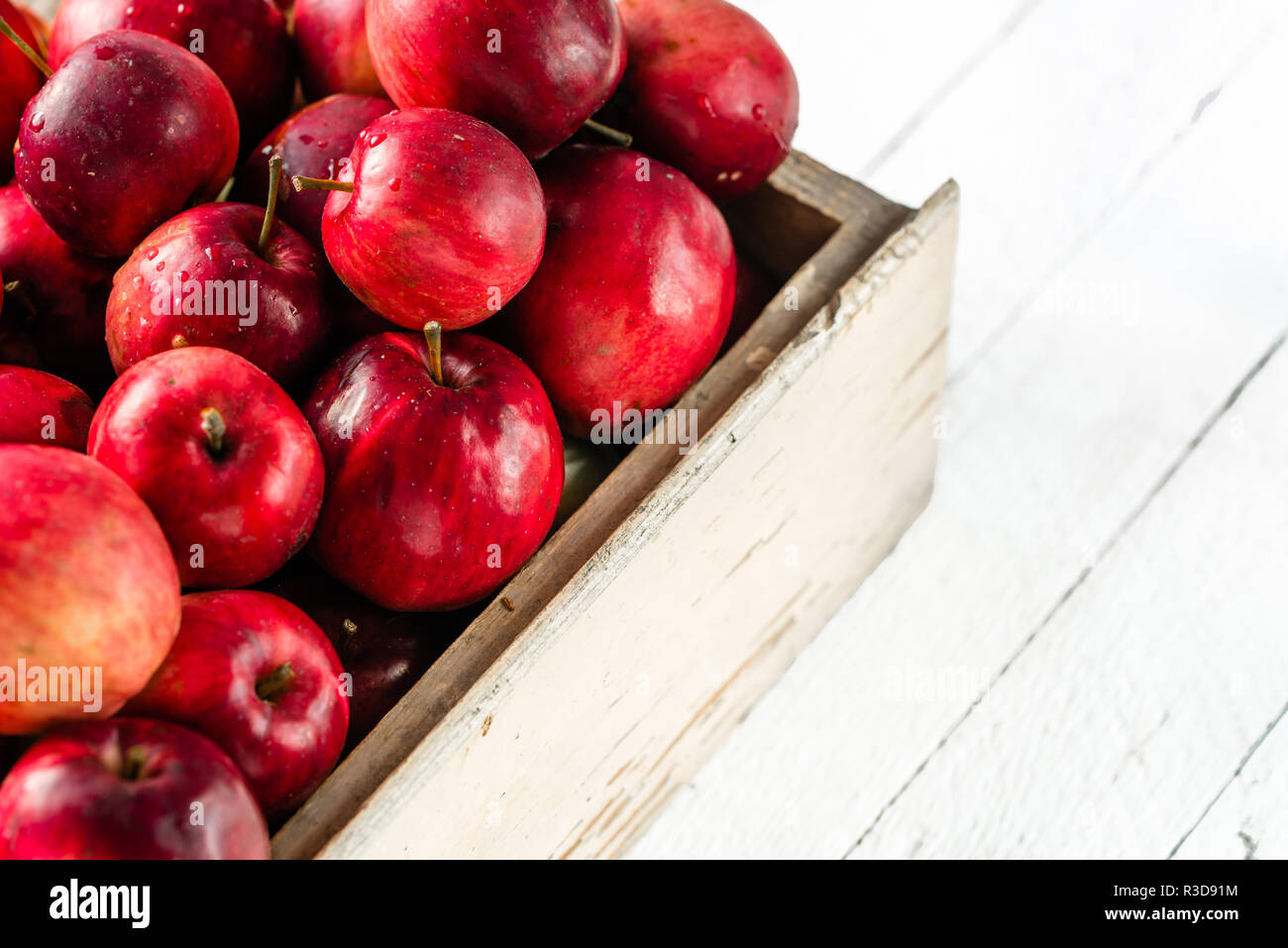 Apple crate table hi-res stock photography and images - Alamy