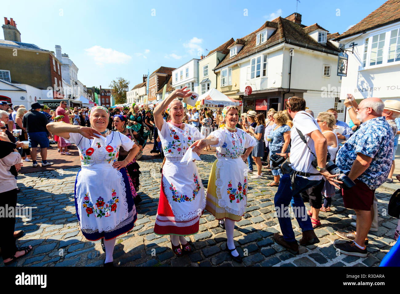 Hungarian folk dancing hi-res stock photography and images - Alamy
