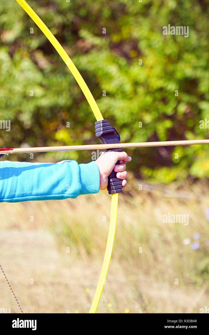 Hand holds archery and arrow Stock Photo - Alamy