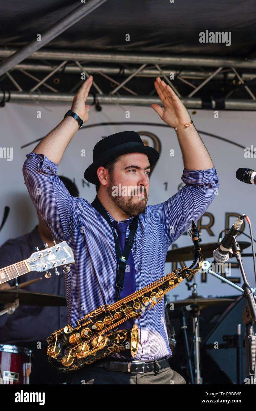 Faversham Hop Festival 2018, vintage Swingtime band Goosebumps on stage ...