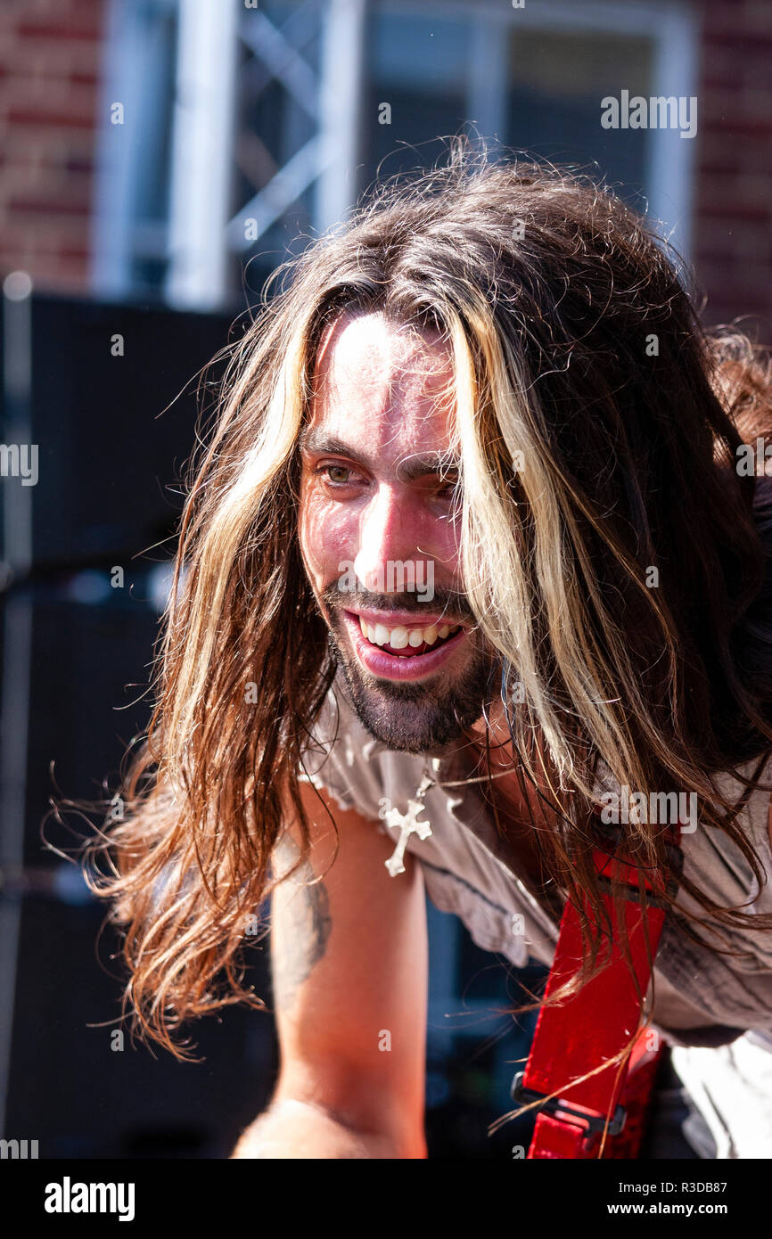 Long haired male singer hi-res stock photography and images - Alamy