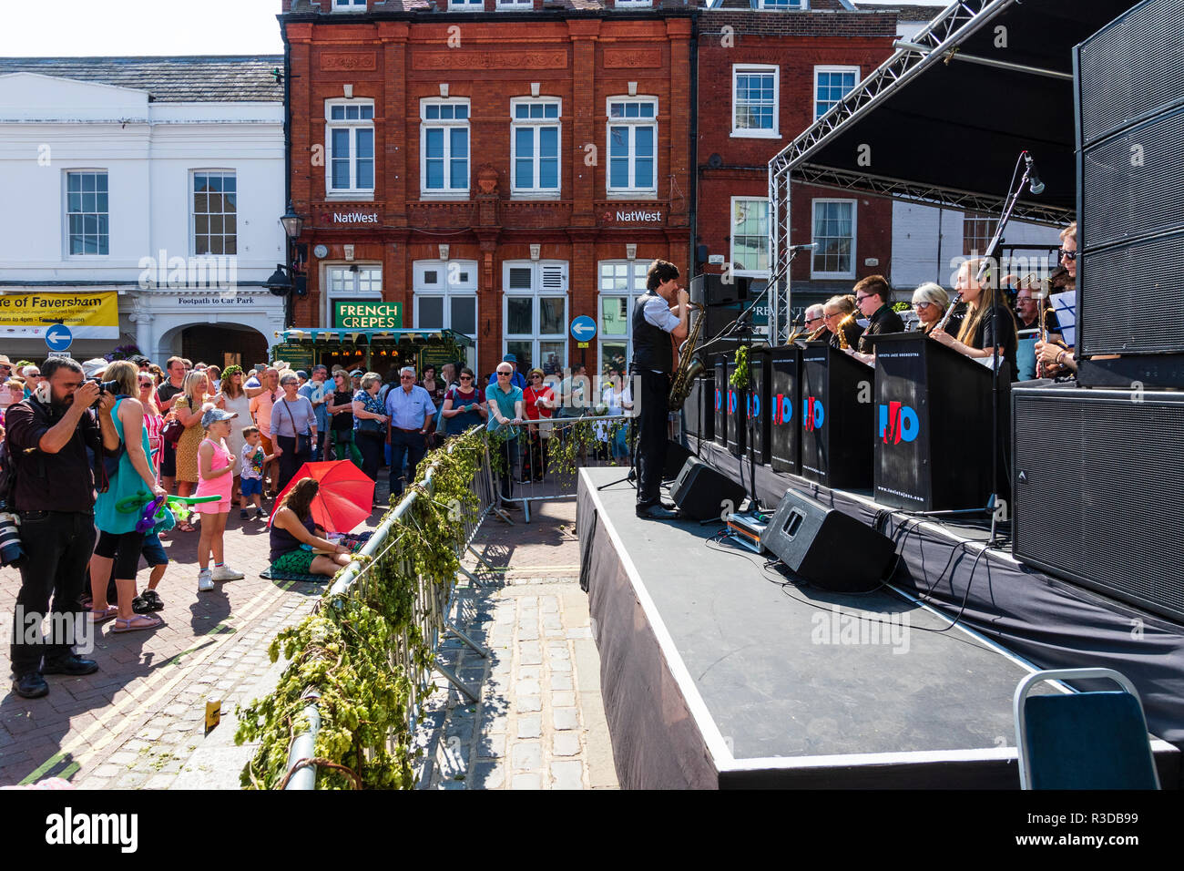 Solo sax player hi-res stock photography and images - Alamy