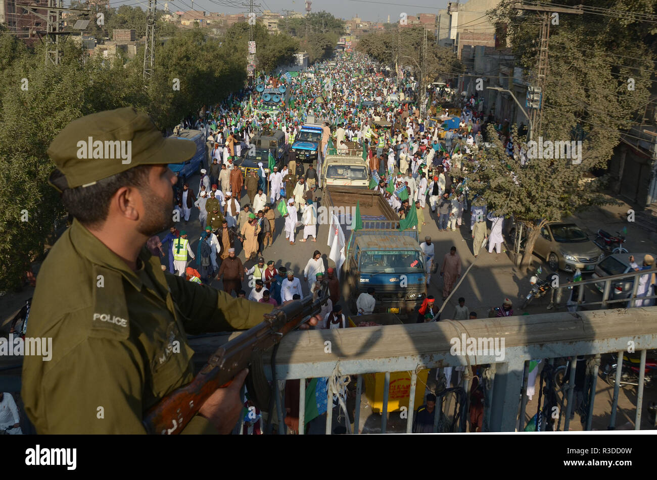 Lahore, Pakistan. 21st Nov, 2018. Sunni Muslims march in a rally wave ...