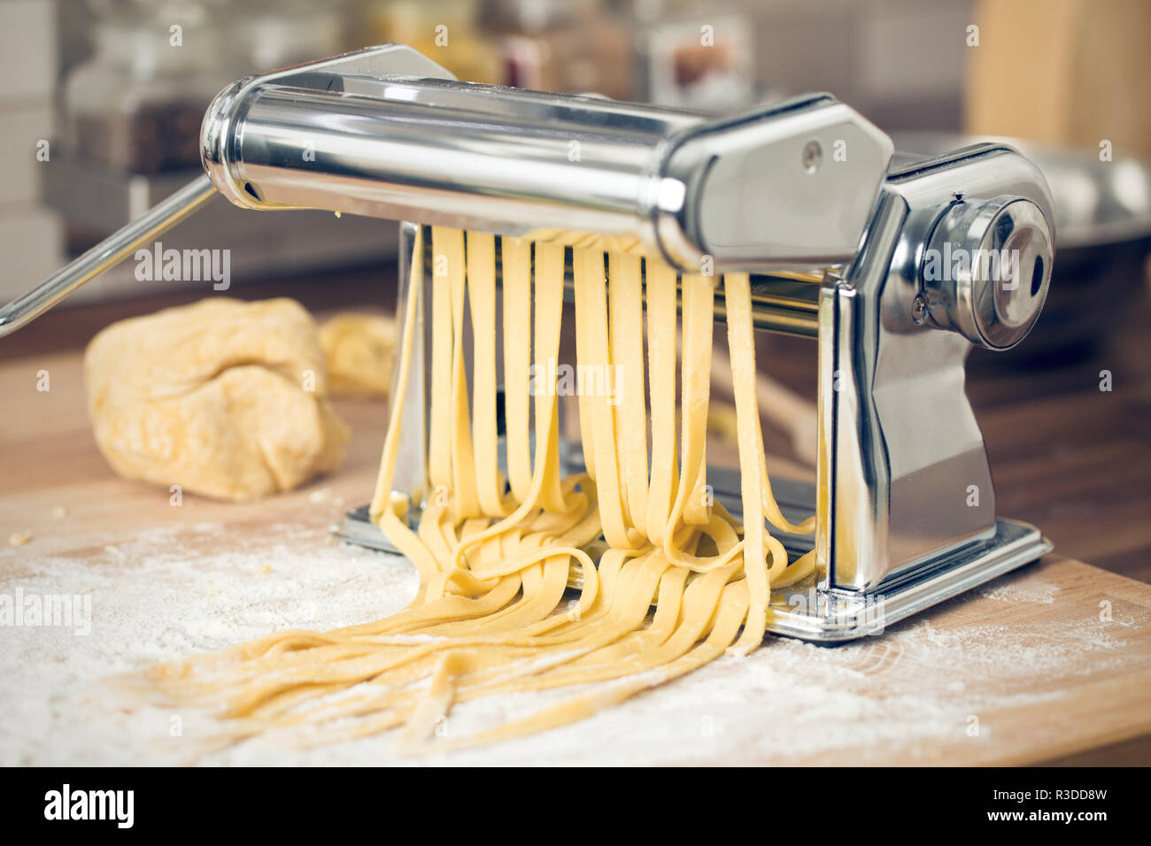 Vintage italian pasta making machine hi-res stock photography and ...