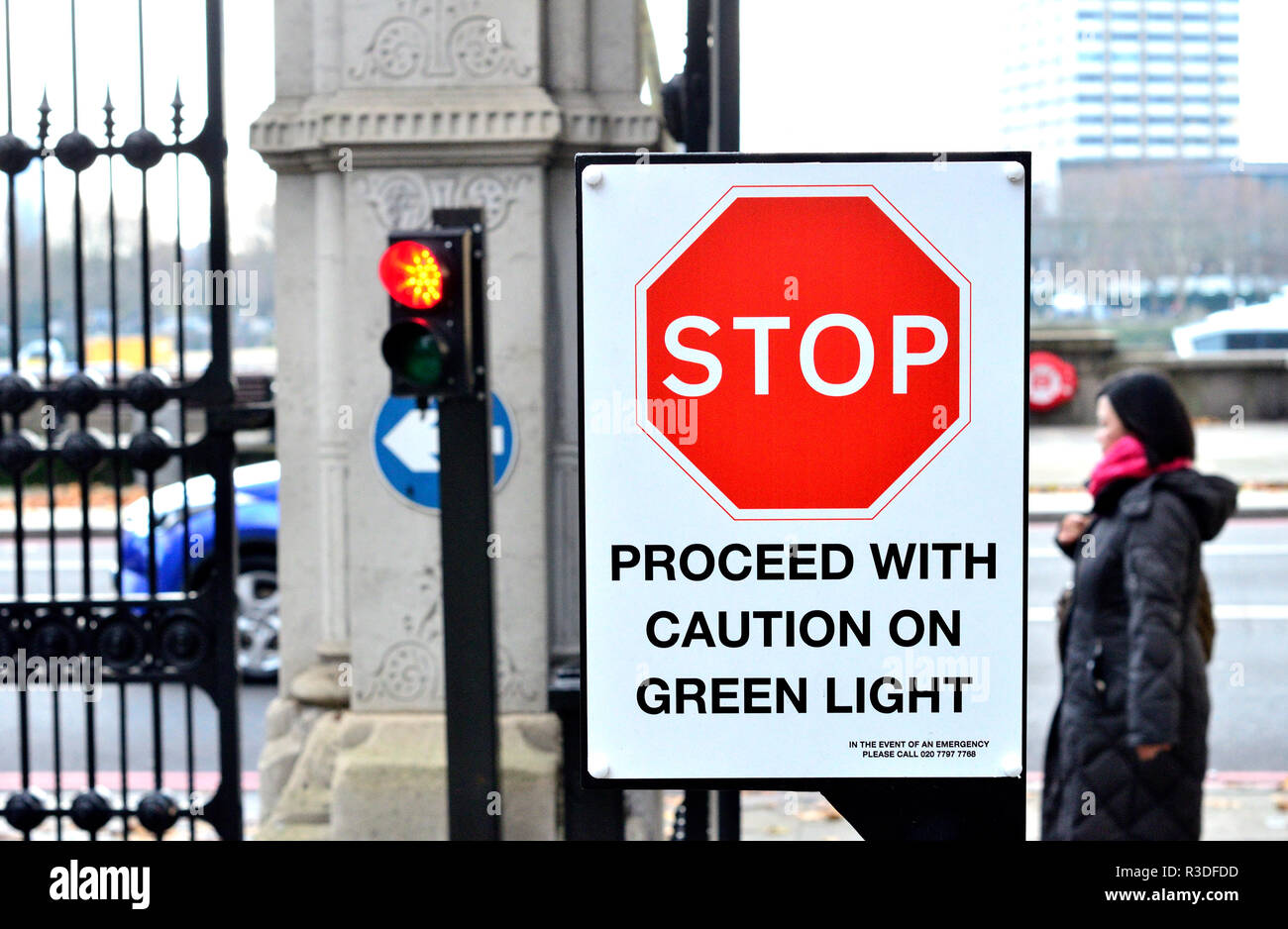STOP sign and red light at the exit of Temple onto the Victoria ...
