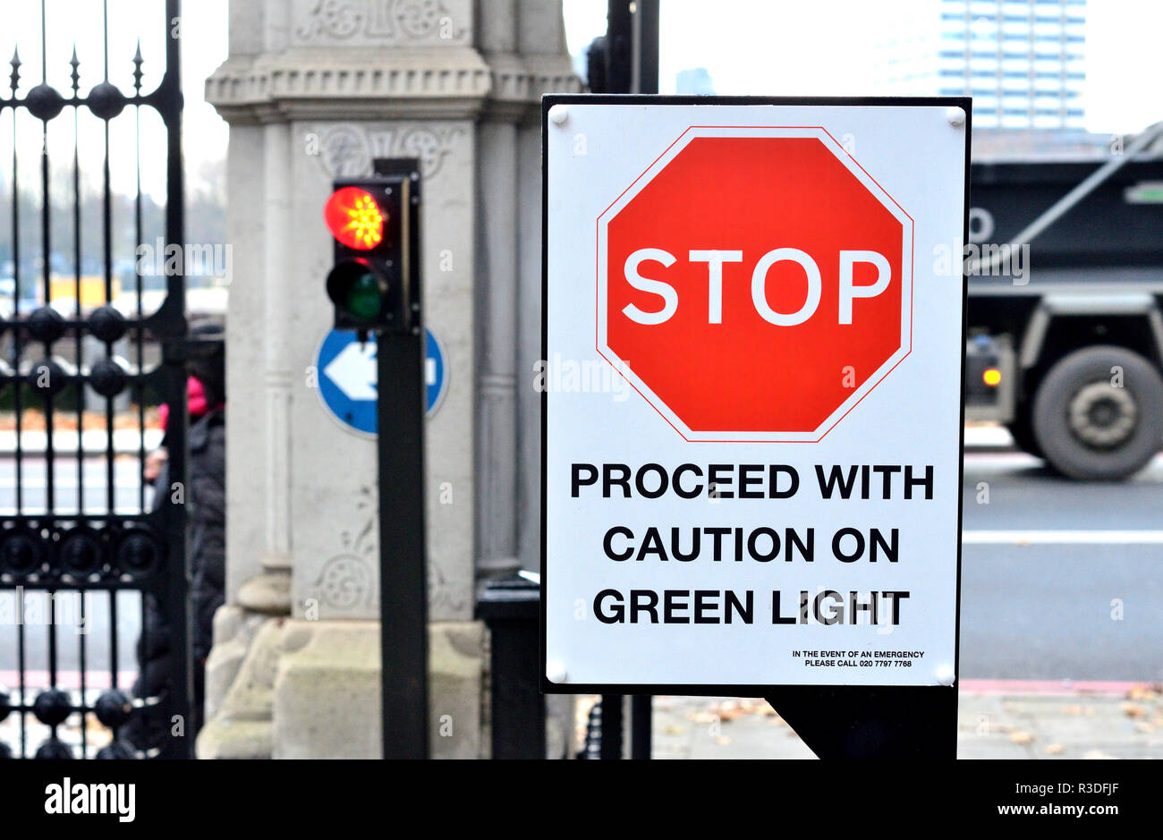 STOP sign and red light at the exit of Temple onto the Victoria ...
