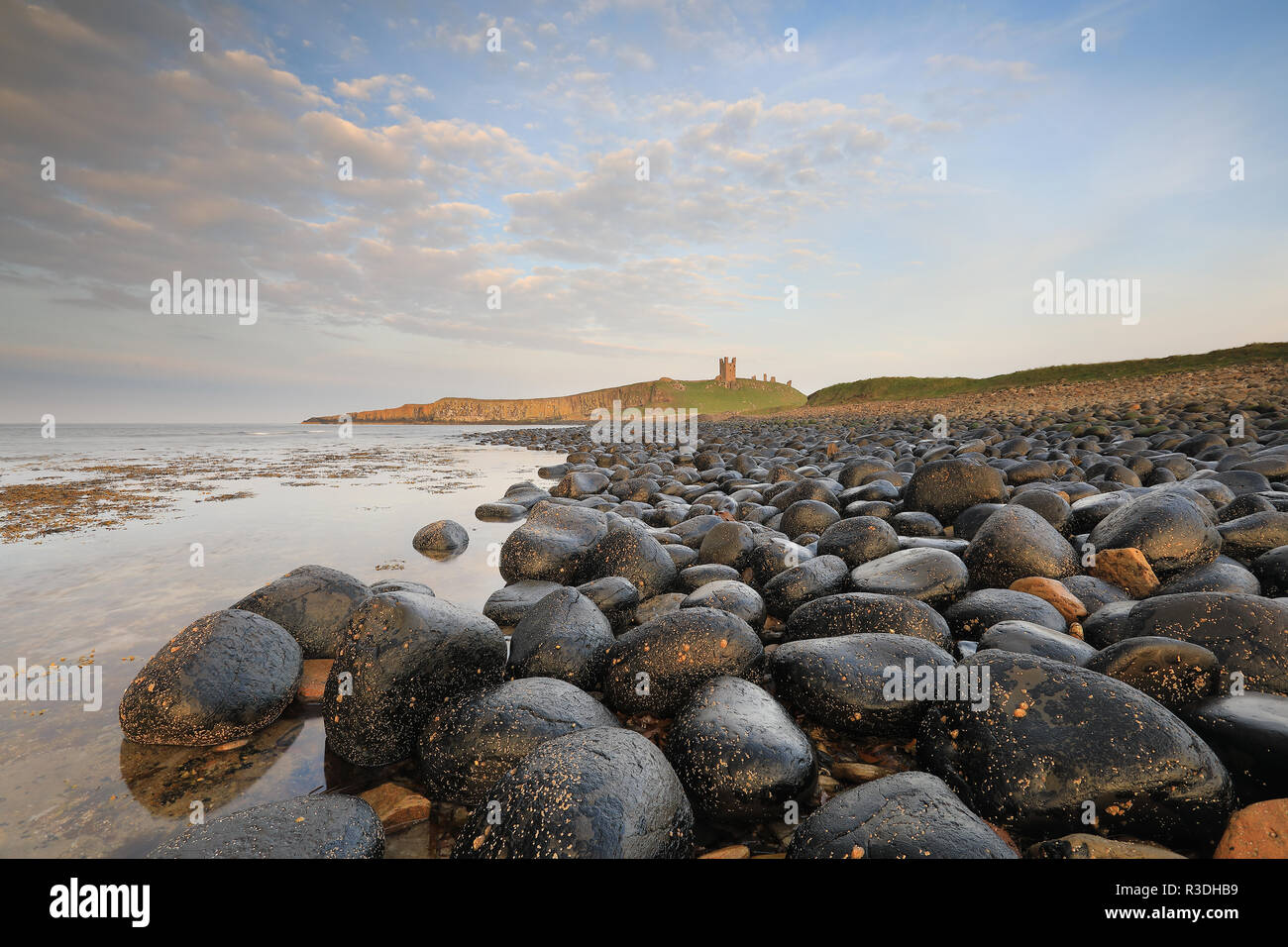 Northumberland beach rocks hi-res stock photography and images - Alamy