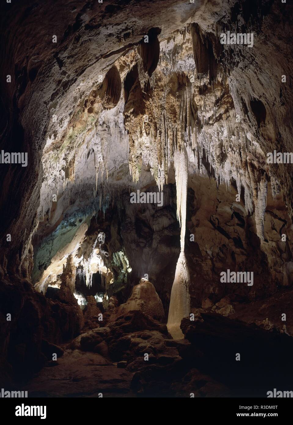INTERIOR DE LA CUEVA DE TITO BUSTILLO. Location: CUEVA DE TITO BUSTILLO ...