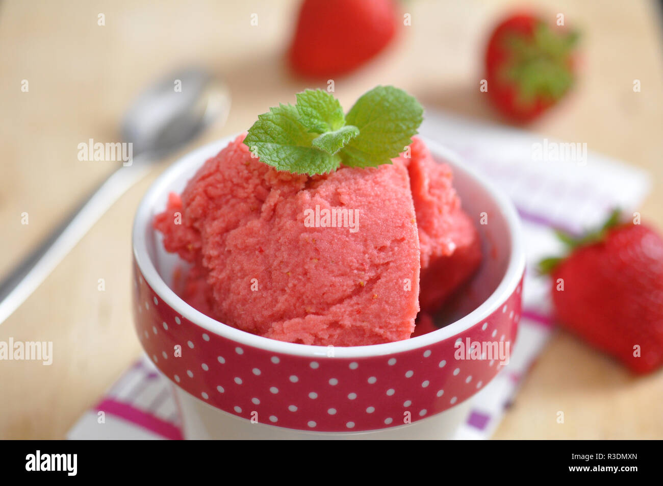 Strawberry ice cream Stock Photo - Alamy