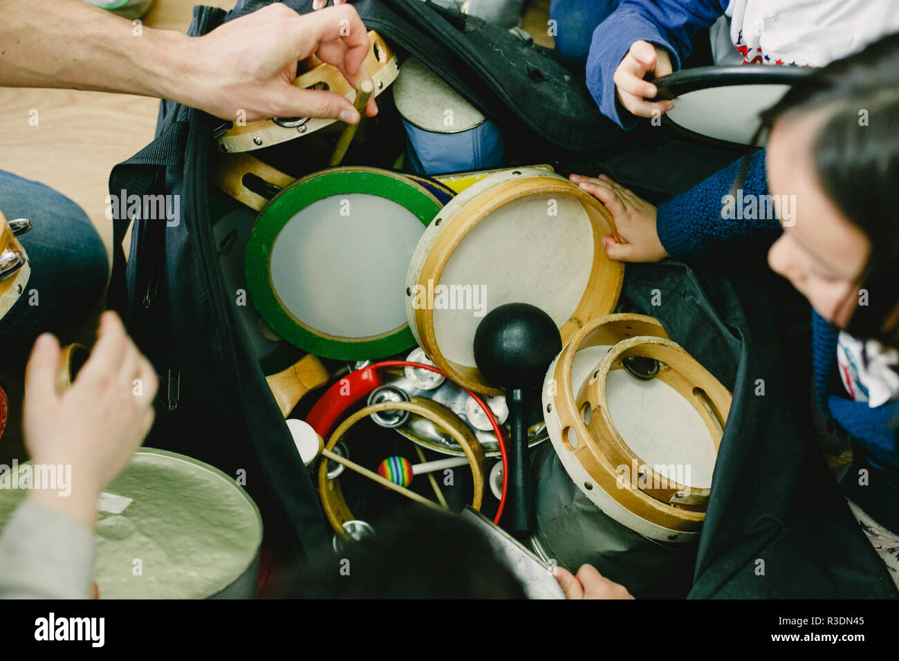 Children music classroom fun hi-res stock photography and images - Alamy