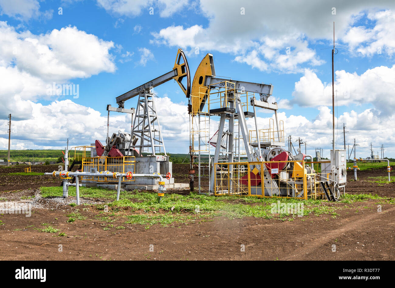 Horse head oil pump hi-res stock photography and images - Alamy
