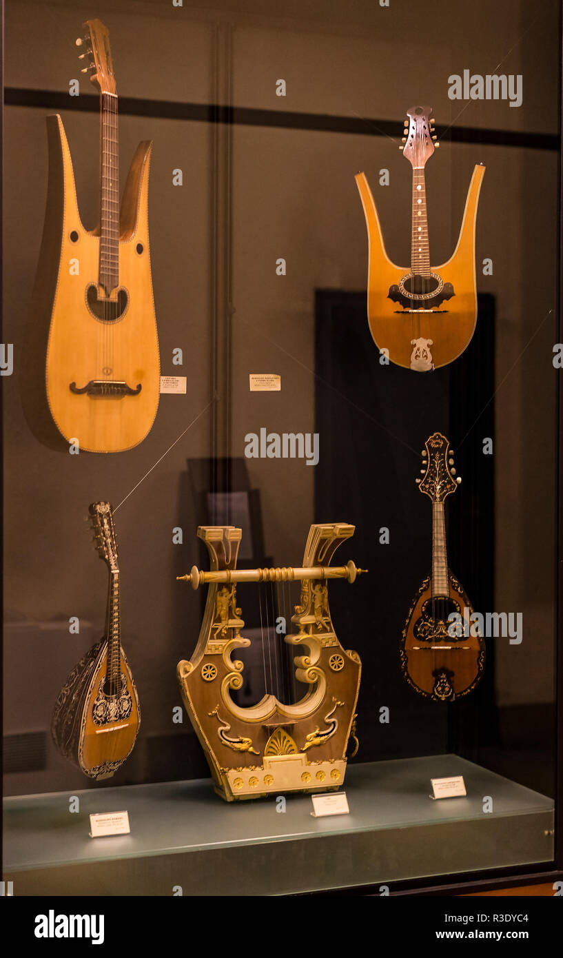 Instrumentos musicales retro hi-res stock photography and images - Alamy