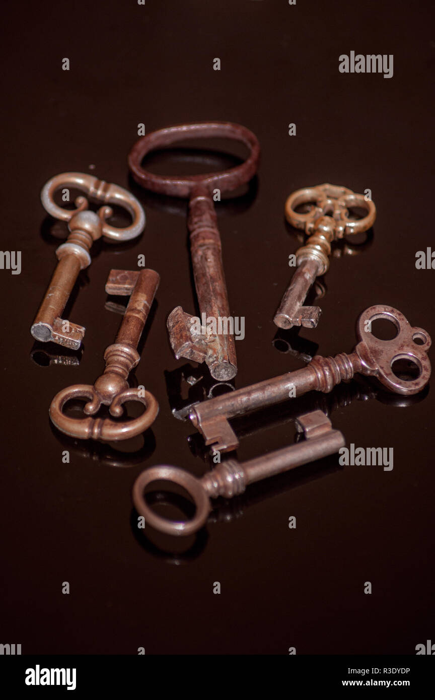 Six old rusty keys with reflections Stock Photo - Alamy