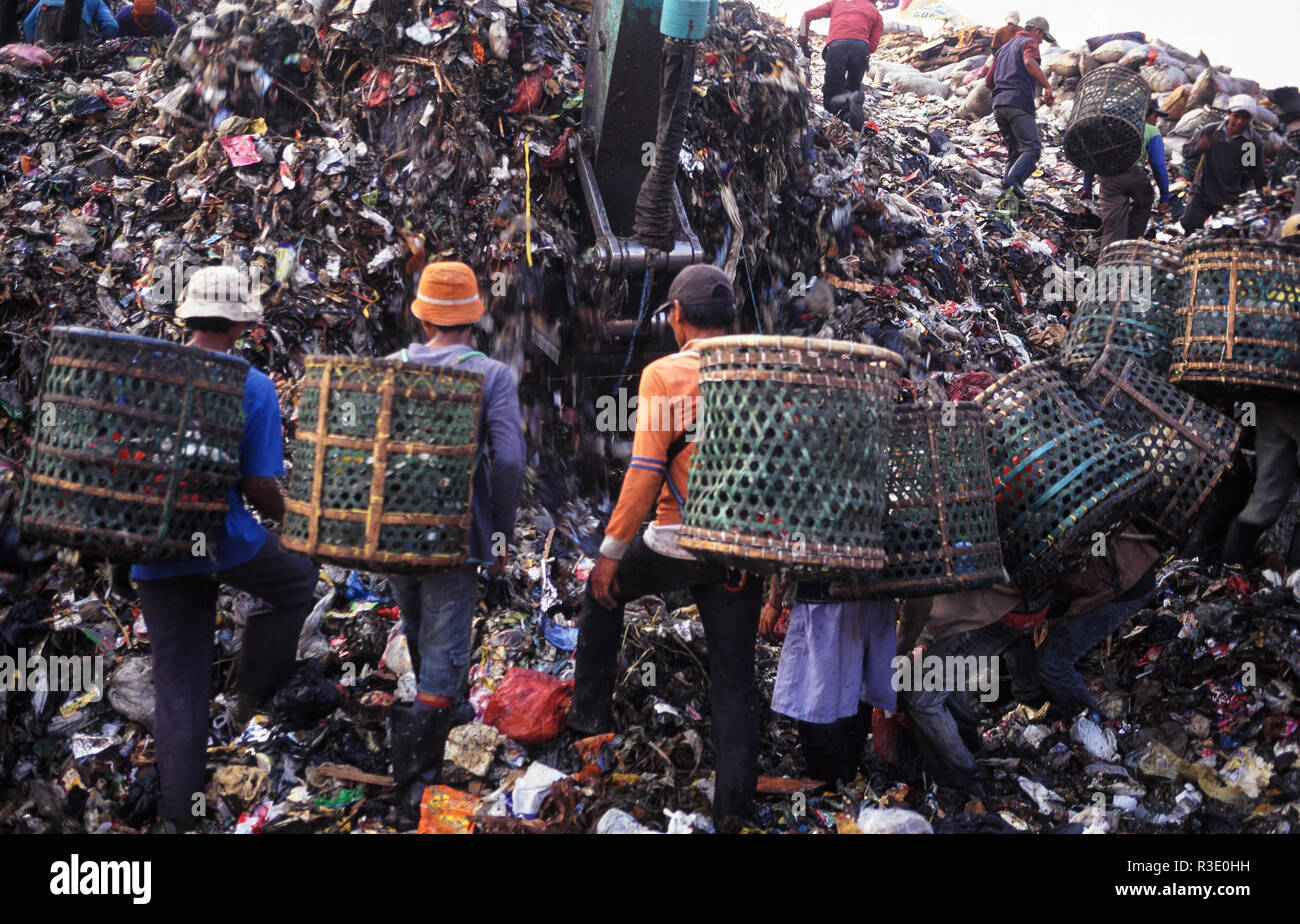 11.08.2009, Jakarta, Java, Indonesia, Asia - Indonesian garbage collectors are searching for ...