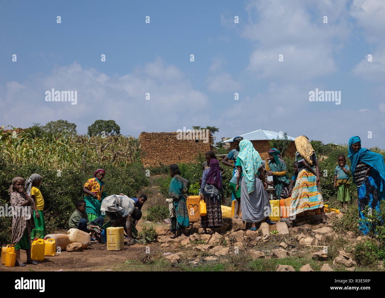 Women ethiopia collecting water hi-res stock photography and images - Alamy