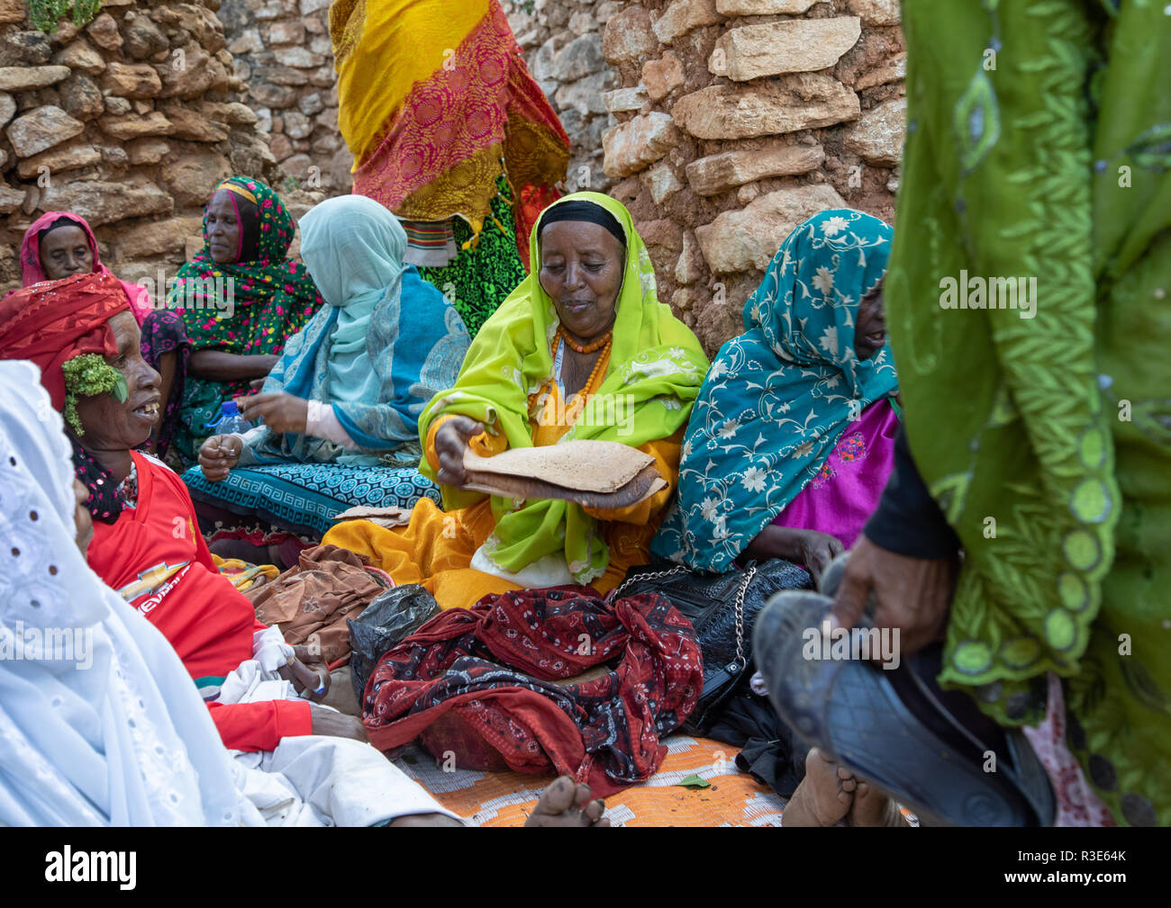 Muslim women preparing food hi-res stock photography and images - Alamy