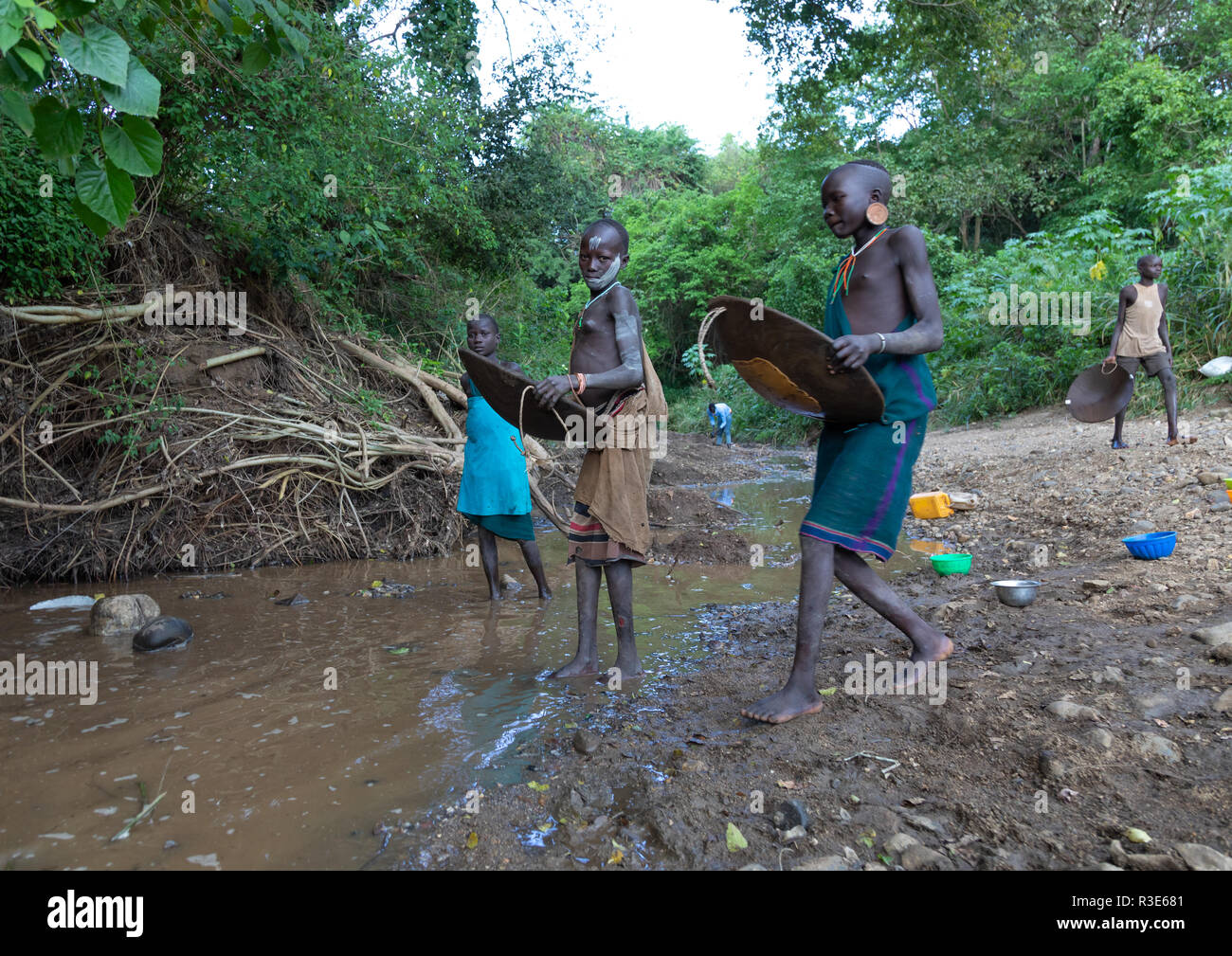 Children mining in africa hi-res stock photography and images - Alamy
