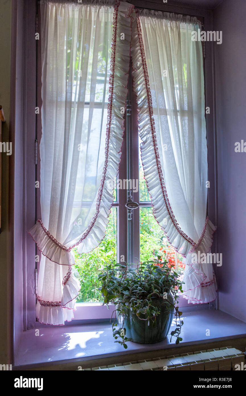 Maison Claude Monet, Giverny. Window on the Garden Stock Photo - Alamy