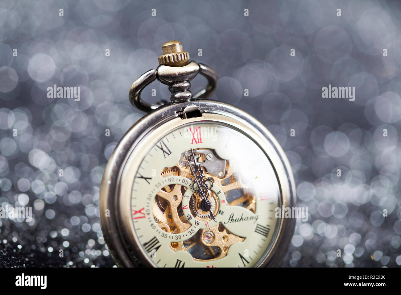 Watch 12 o´clock hi-res stock photography and images - Alamy