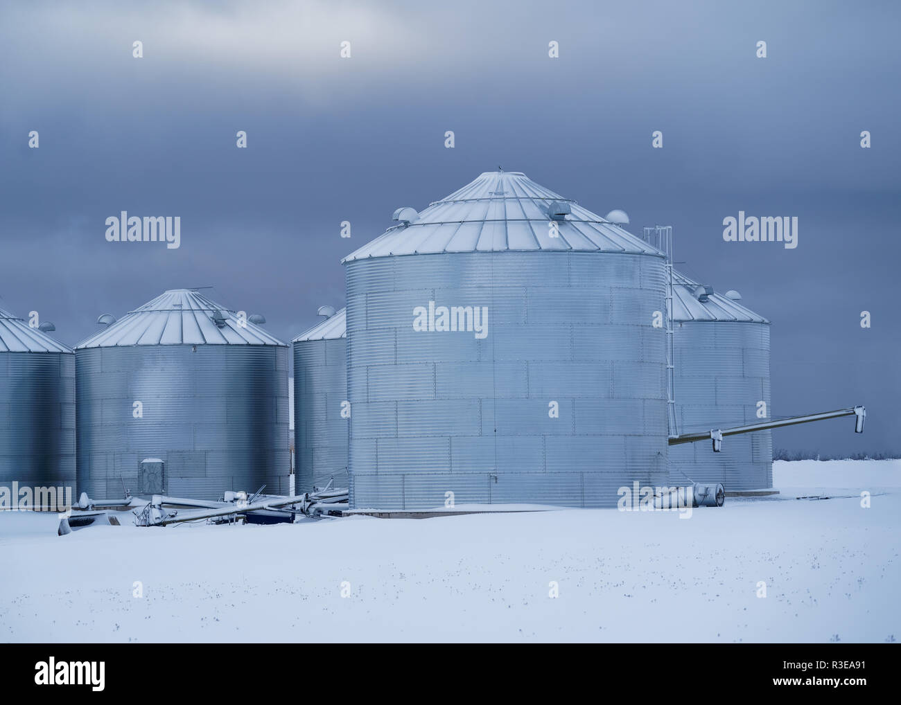 Grain storage tanks hi-res stock photography and images - Alamy