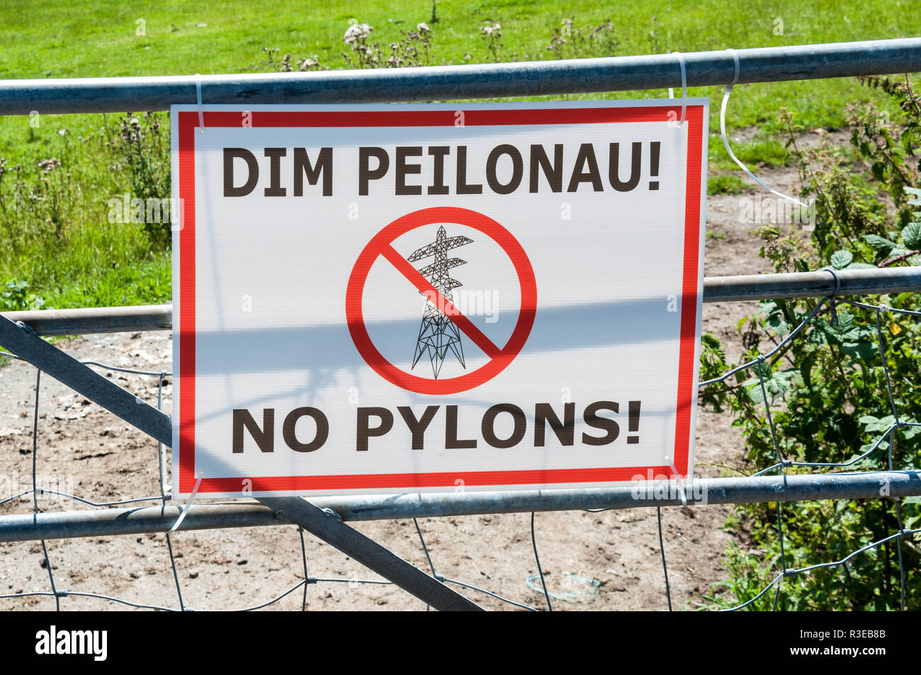wales - anti-electricity pylon sign welsh english Stock Photo - Alamy