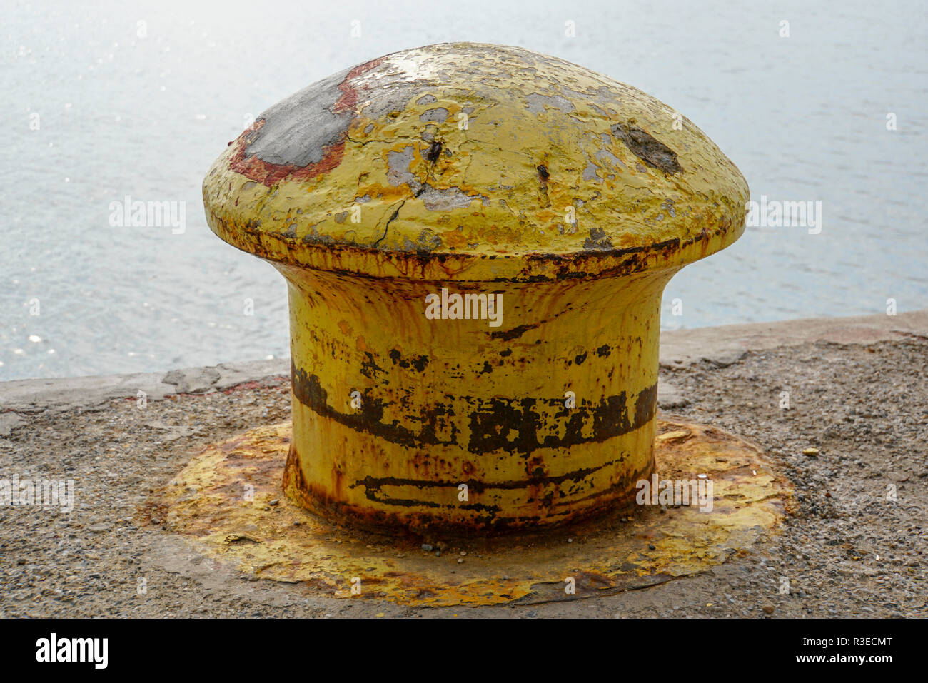 Boat attached steel bollard hi-res stock photography and images - Alamy