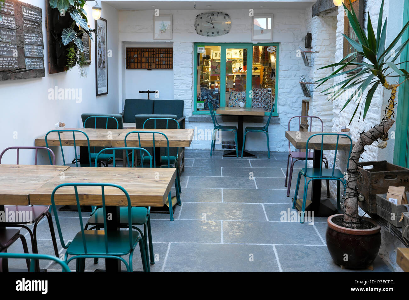 Llandovery cafe hi-res stock photography and images - Alamy