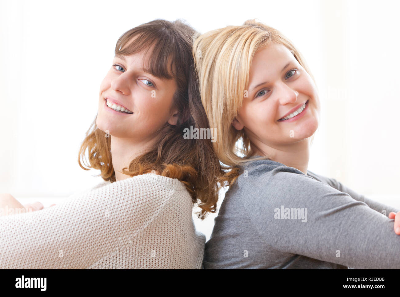 Two teen girls talking hi-res stock photography and images - Alamy