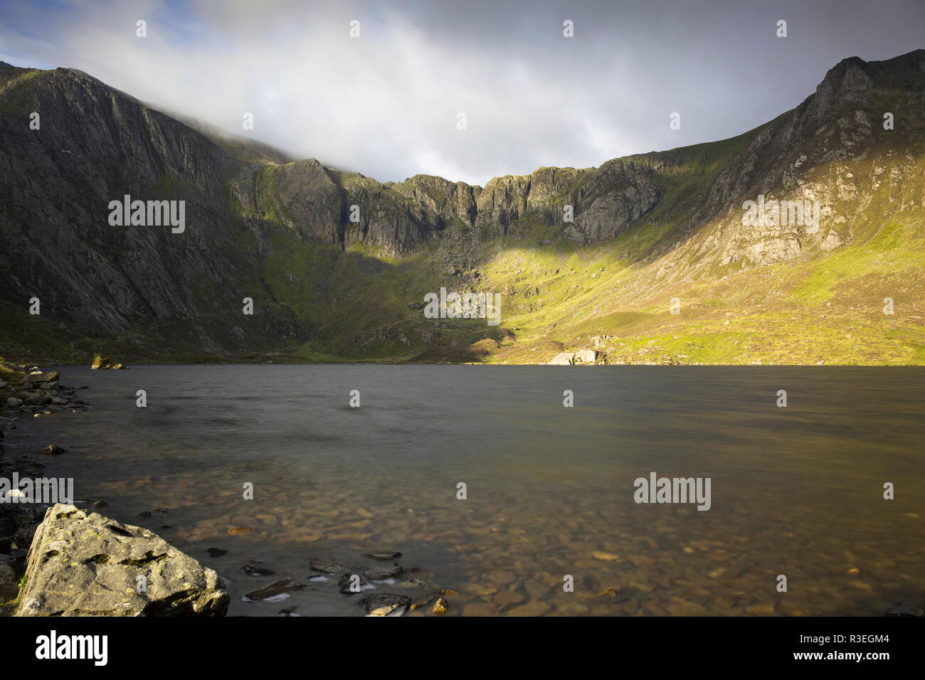 View llyn idwal lake devils hi-res stock photography and images - Alamy