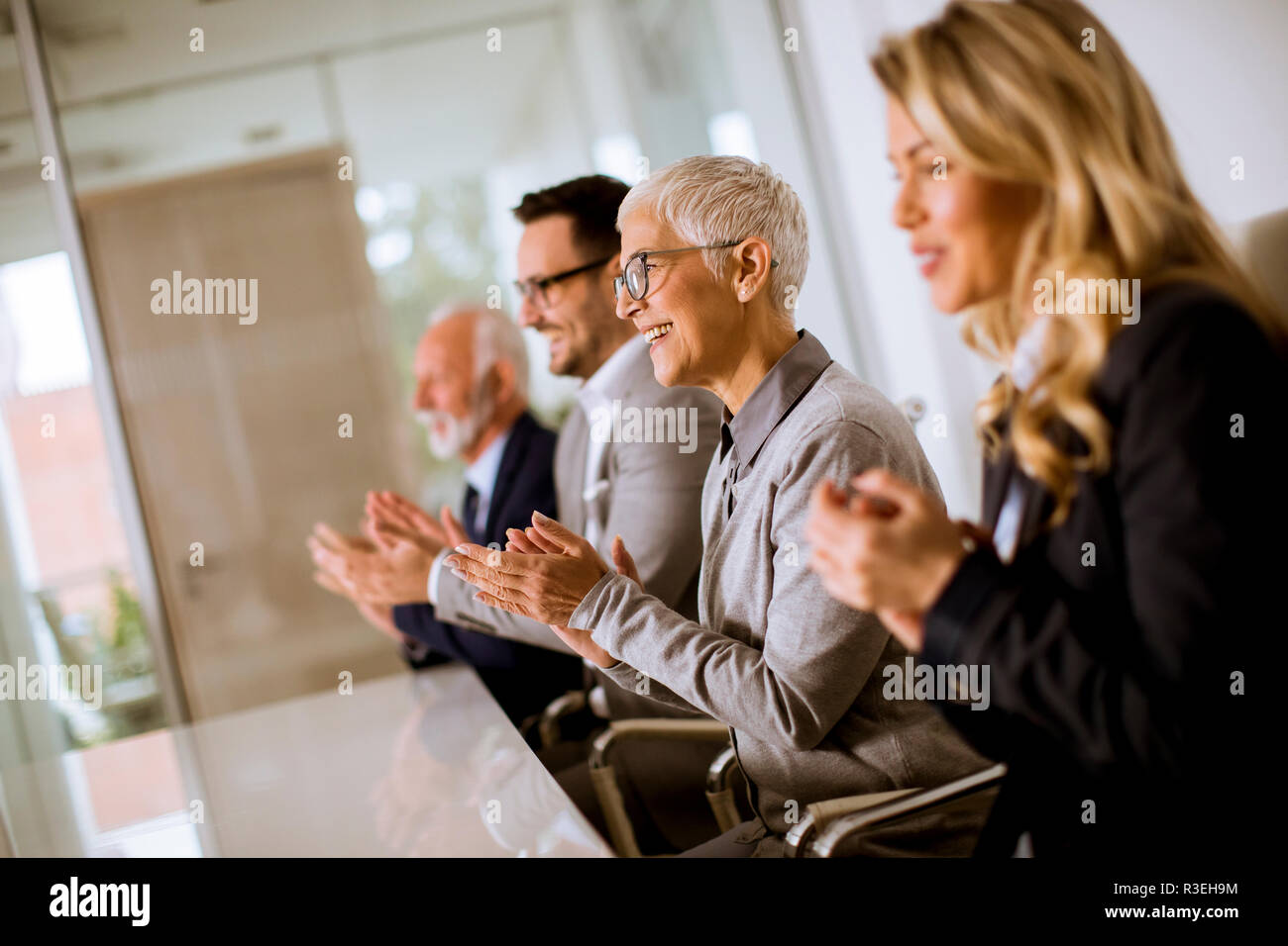 Team clapping hi-res stock photography and images - Alamy