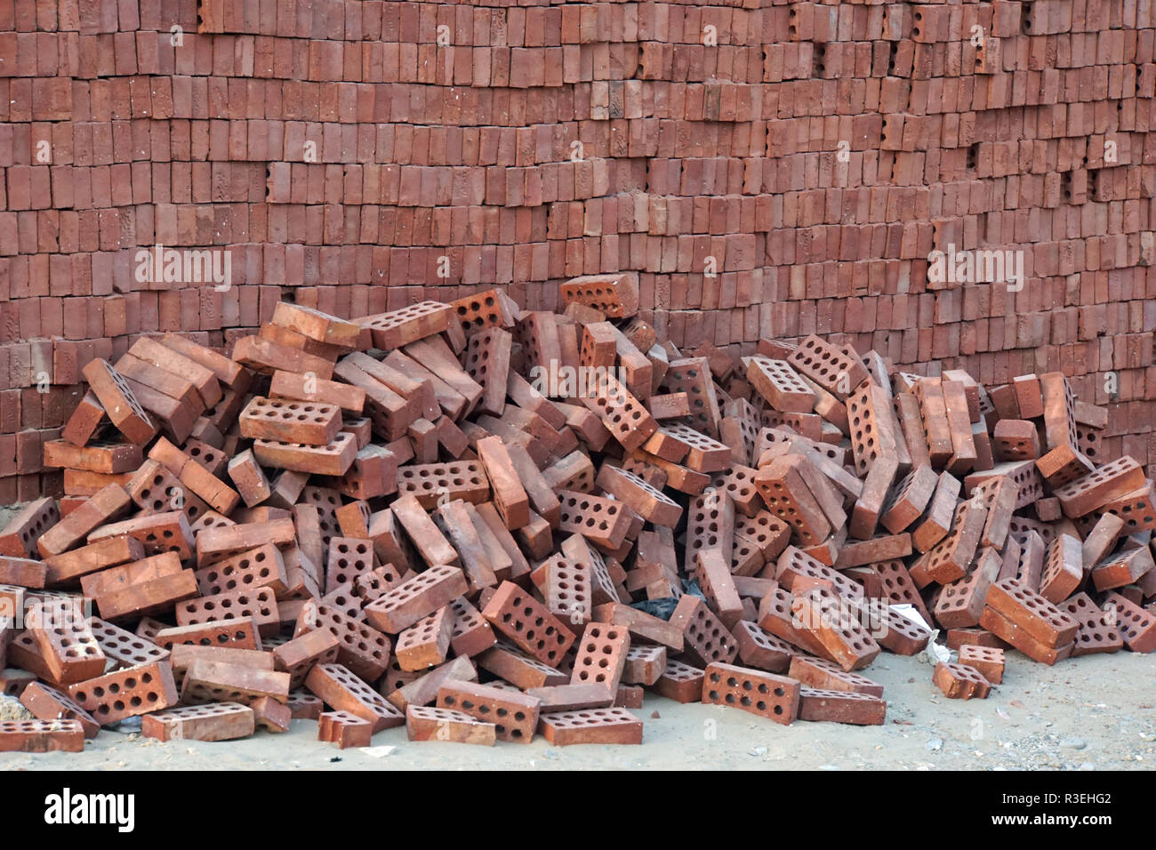 building a wall Stock Photo - Alamy