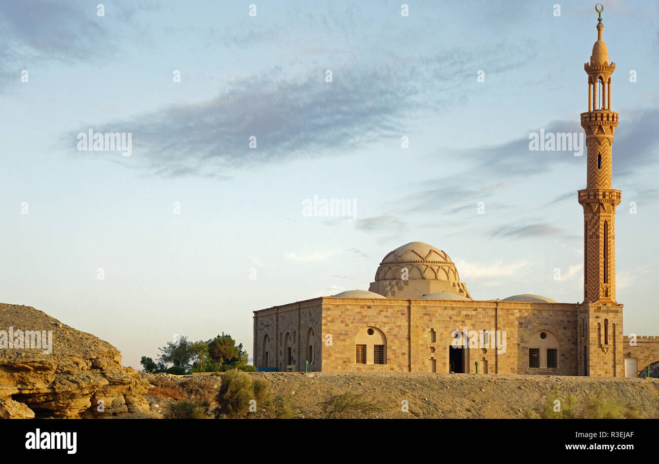mosque desert landscape Stock Photo - Alamy
