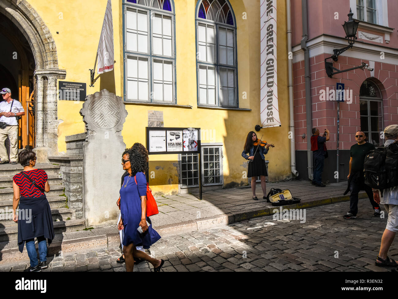Violin busker hi-res stock photography and images - Alamy
