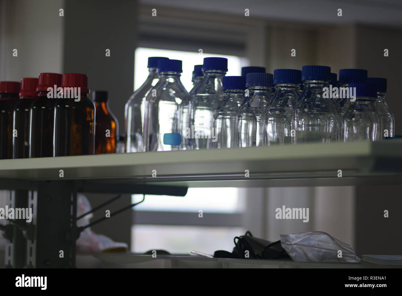 Apparatus containers lab laboratory hi-res stock photography and images ...