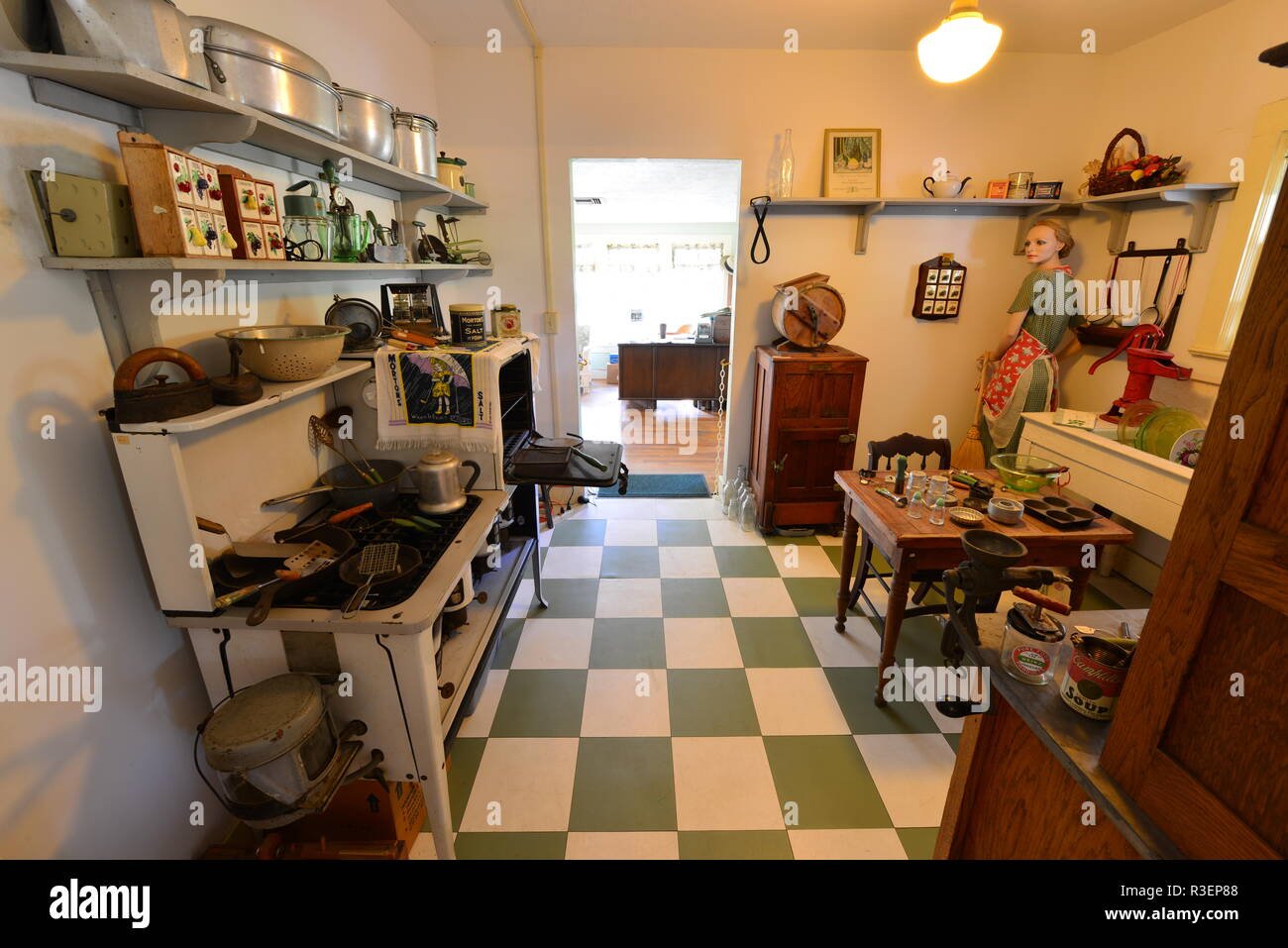 Early 20th century baking hi-res stock photography and images - Alamy