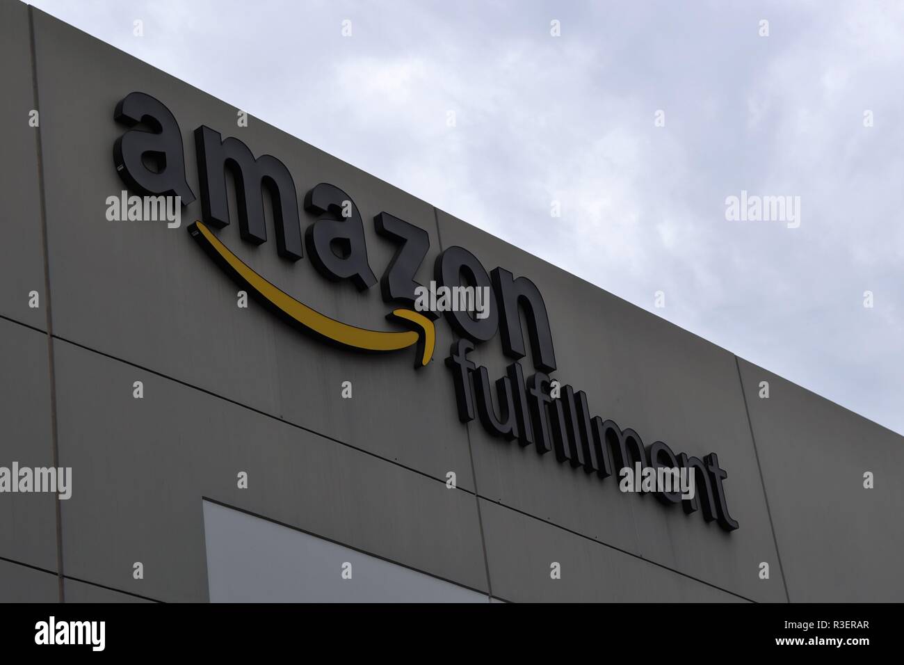 Amazon fulfillment center hi-res stock photography and images - Alamy